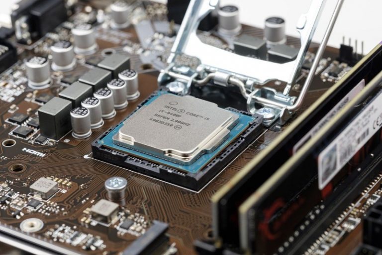 11 Main Parts of a Computer Motherboard Explained (With Pictures ...